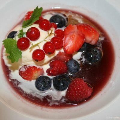 Soepje van rode vruchten geparfumeerd met kaneel en olijfolie-ijs - Hap ...