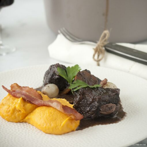 Gebraiseerde runderwangen, zalfje van zoete aardappel