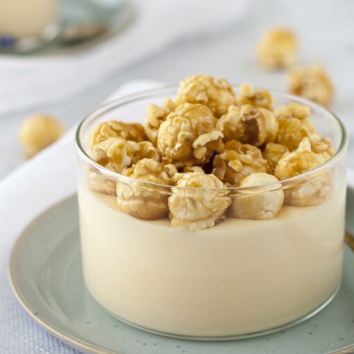 Witte chocolademousse met Licor 43 Orochata en gezouten caramel popcorn