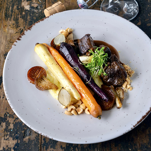 Stoofpotje van hert met pastinaakcrème, paddenstoelen en wortel