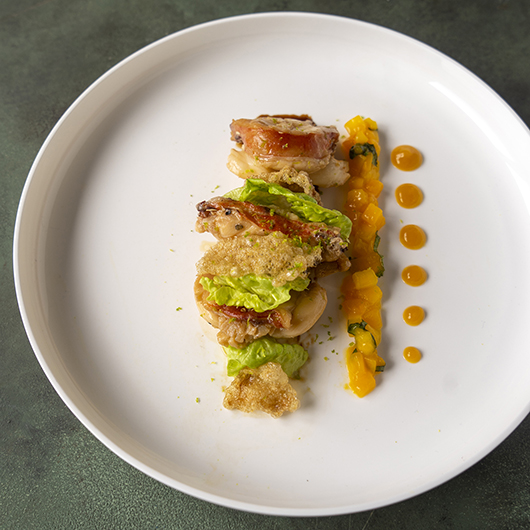 Langoest met soja en gember, mangosalsa, kreeftencracker