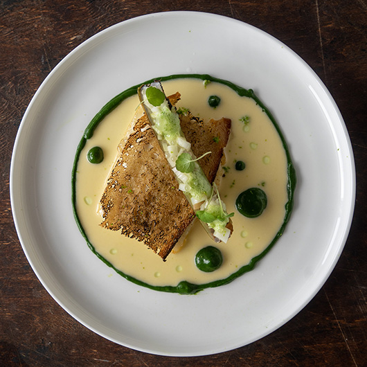 Zeebaars met crème van spinazie, jus van schelpen, gevulde scheermessen