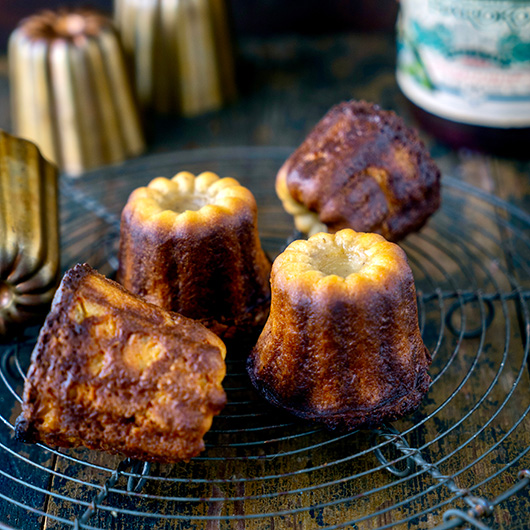 Cannelé bordelais met lavendel en tonkaboon