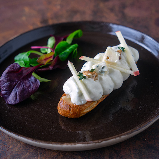 Hartige eclair met blauwe kaas, ham en appel